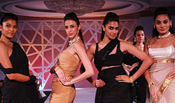 Top Models on the Ramp to Launch Avon Cosmetics Pictures | nowrunning