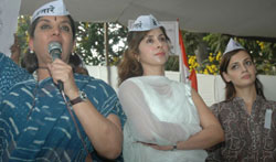 Dia, Urmila & Shabana support Anna Hazare movement Pictures | nowrunning