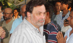 Rishi & Randhir Kapoor at Navin Nischol last rites Pictures | nowrunning