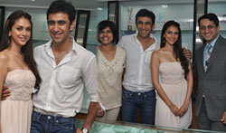 Amit And Aditi Unveil Popley Platinum Collection At Bandra Pictures ...