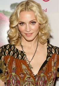 Madonna flashes derriere on stage | nowrunning